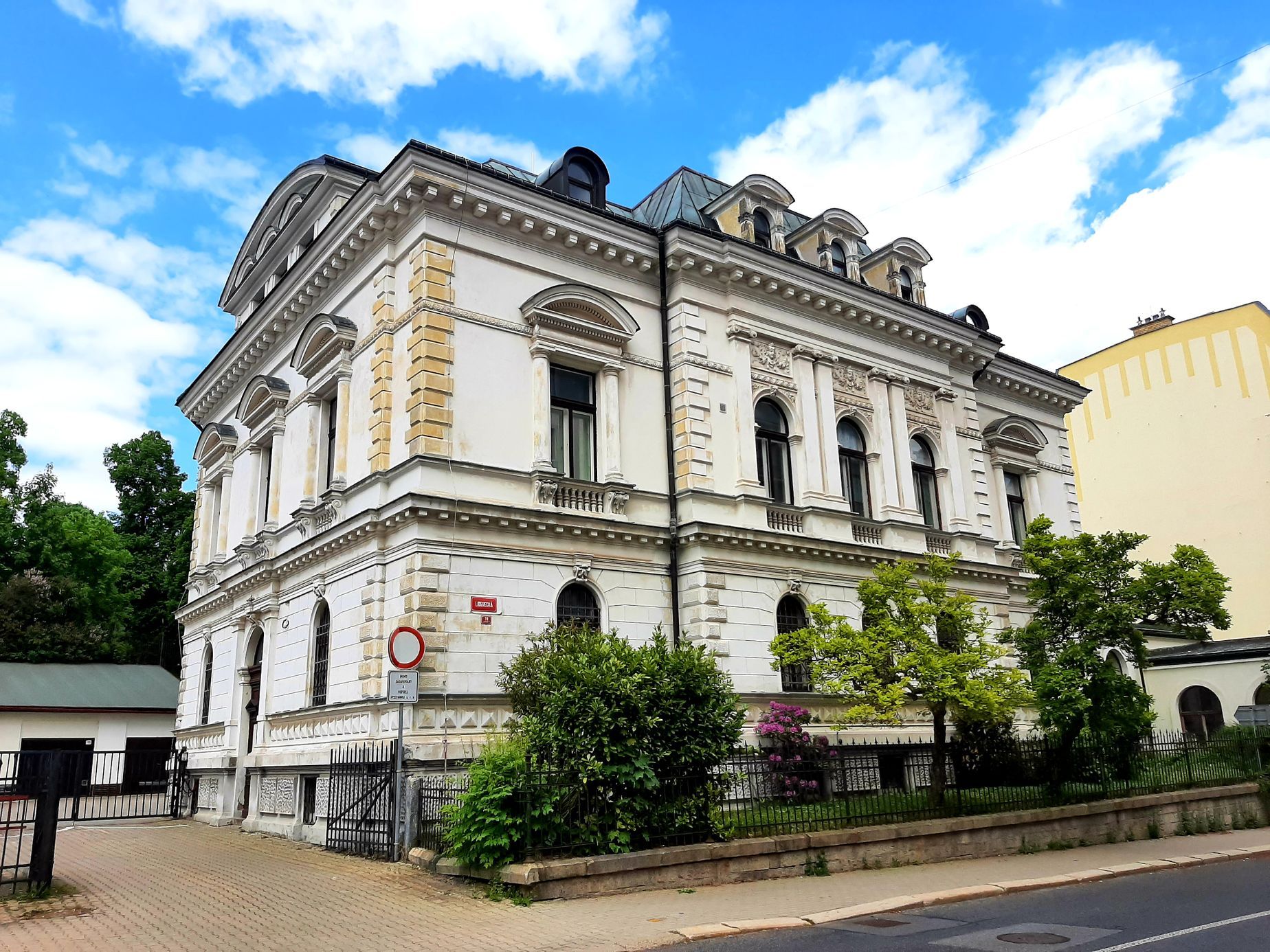 Jablonec, centrum: vily německé tradice a záhadný arabský nápis z ...