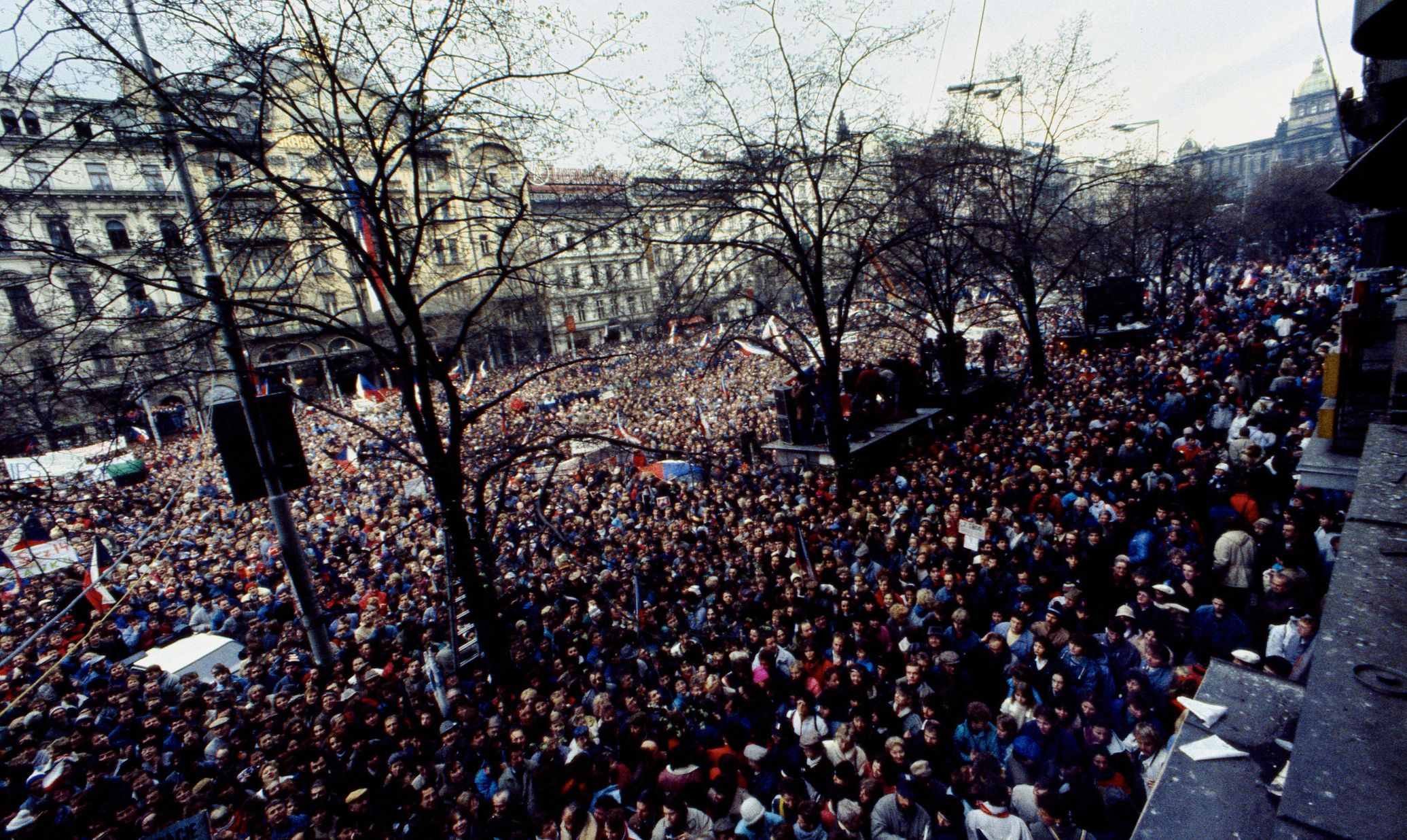 Kočárkový pochod i krátké kalhoty. Sametová revoluce z archivu Knihovny ...