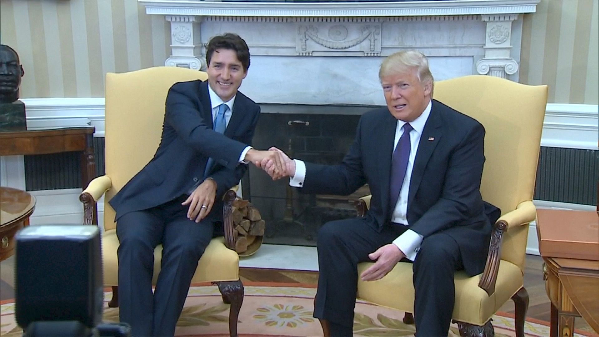 Kanadský premiér Trudeau "přelstil" Trumpa, ustál jeho pověstný stisk ...