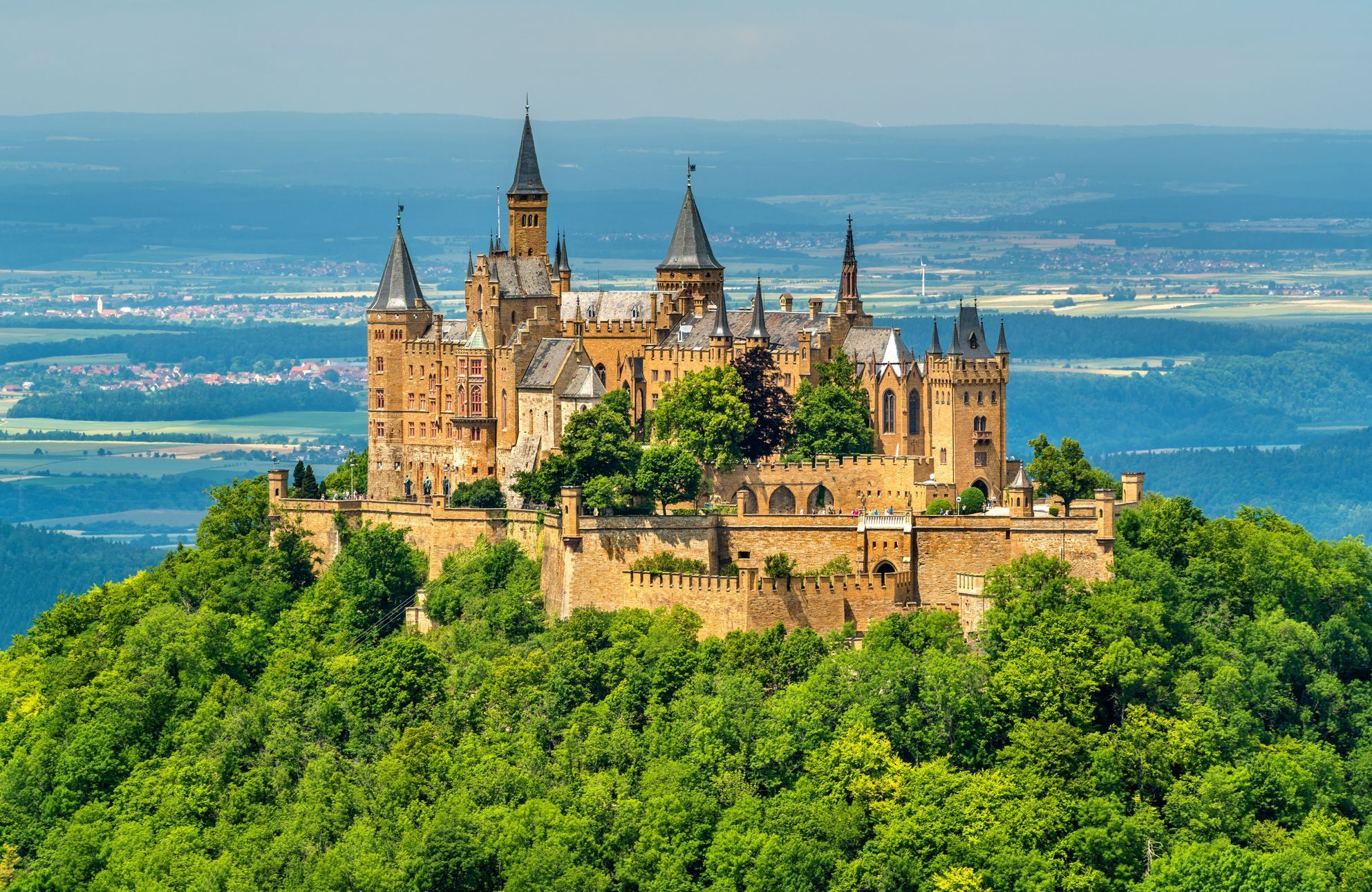 Hrad Hohenzollern, sídlo rodu ve spolkové zemi Bádensko-Württembersko ...