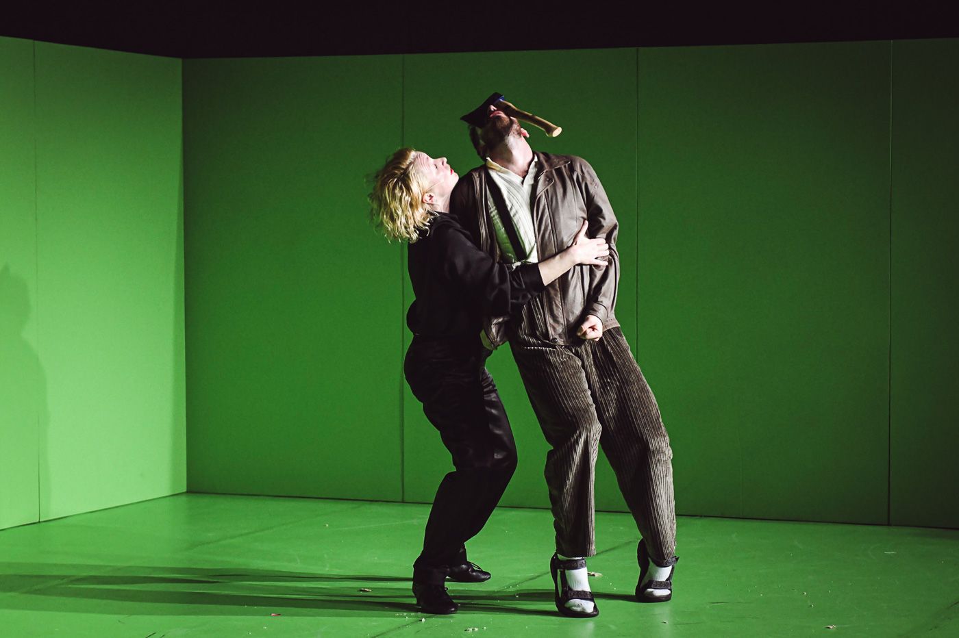 Farma v jeskyni, Centrum DOX, Český hrdina, divadlo - Aktuálně.cz