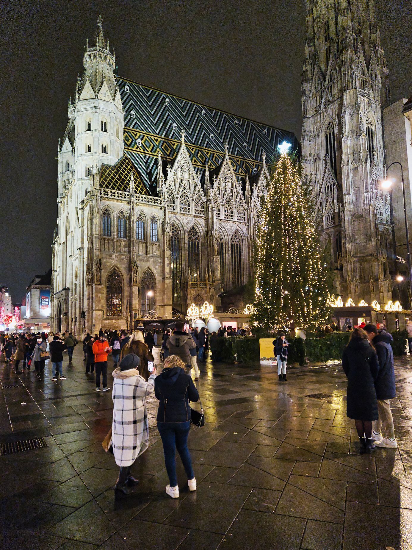 Obrazem: Voní tu svařené víno, punč a hotdogy. Vídeňský advent se ...