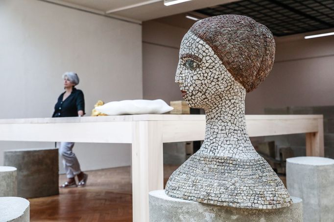 Její výstava v roce 1970 vydržela jen den. Pohled na sochy Kmentové stimuluje smysly - Aktuálně.cz