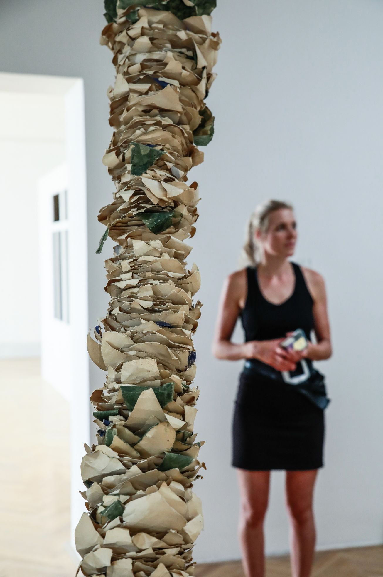 Její výstava v roce 1970 vydržela jen den. Pohled na sochy Kmentové ...