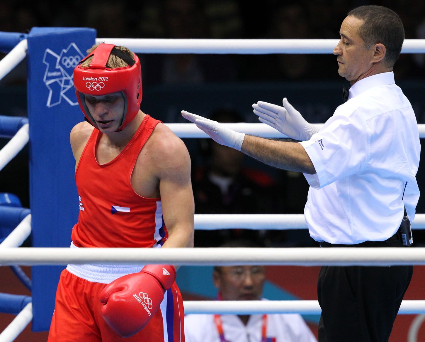 Český boxer Zdeněk Chládek bojuje v kategorii do 64 kg s Mongolem Munch ...