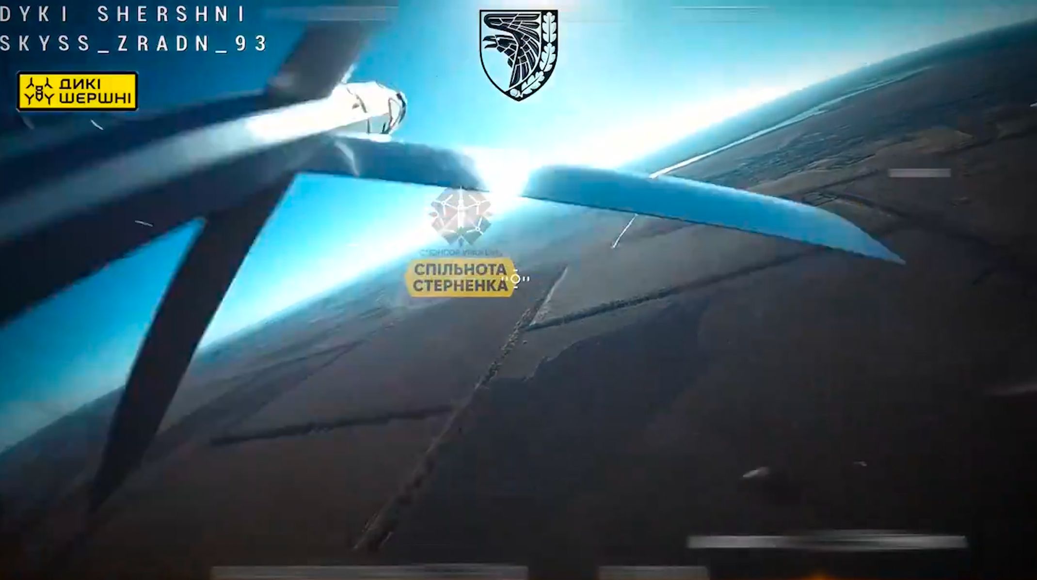 Vzdušný souboj. Ukrajinský FPV dron zničil ruský dron Lancet, který se ...