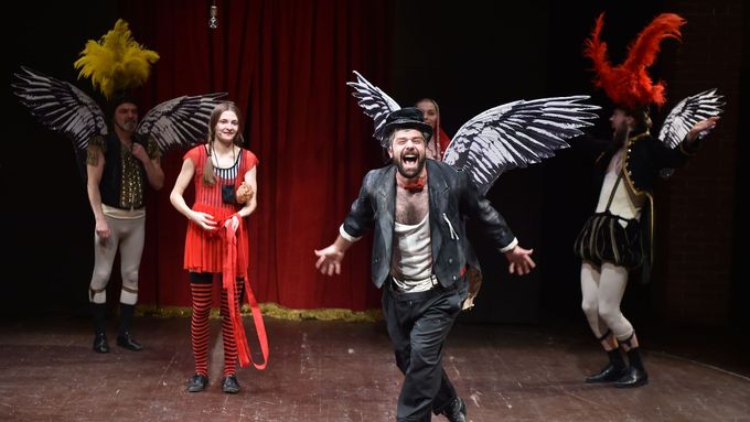 Proč se dítě vaří v kaši. Inscenace Husy na provázku líčí život na ...