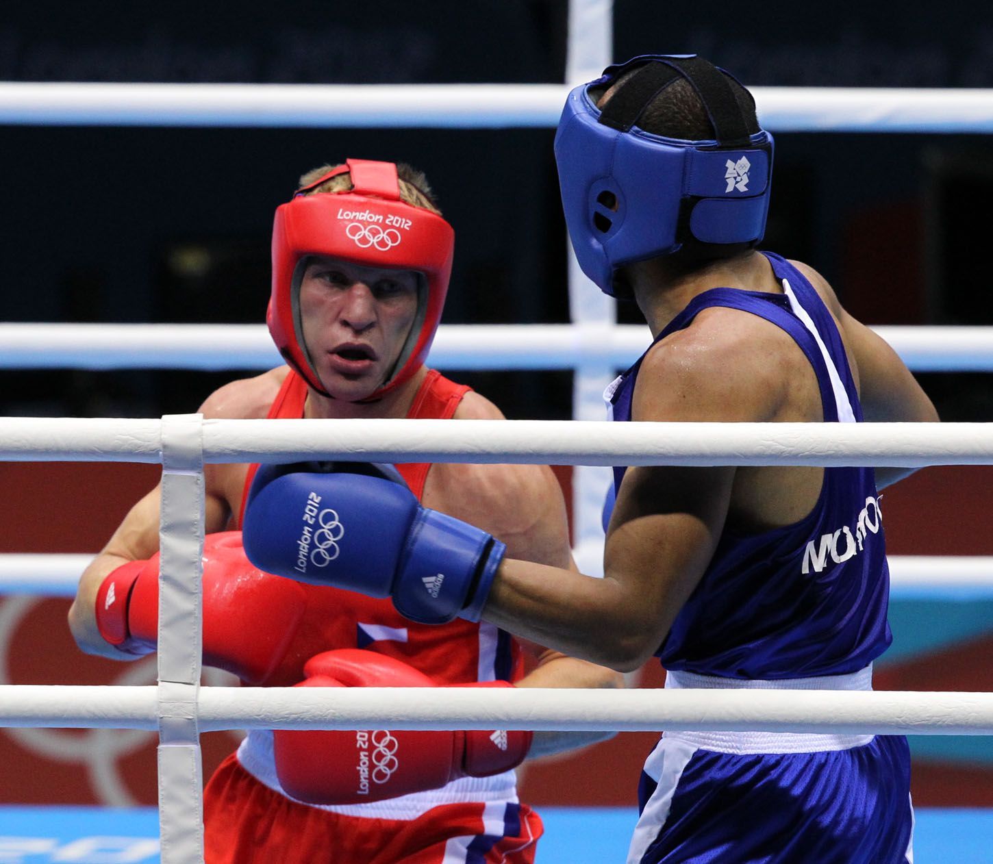 Český boxer Zdeněk Chládek bojuje v kategorii do 64 kg s Mongolem Munch ...