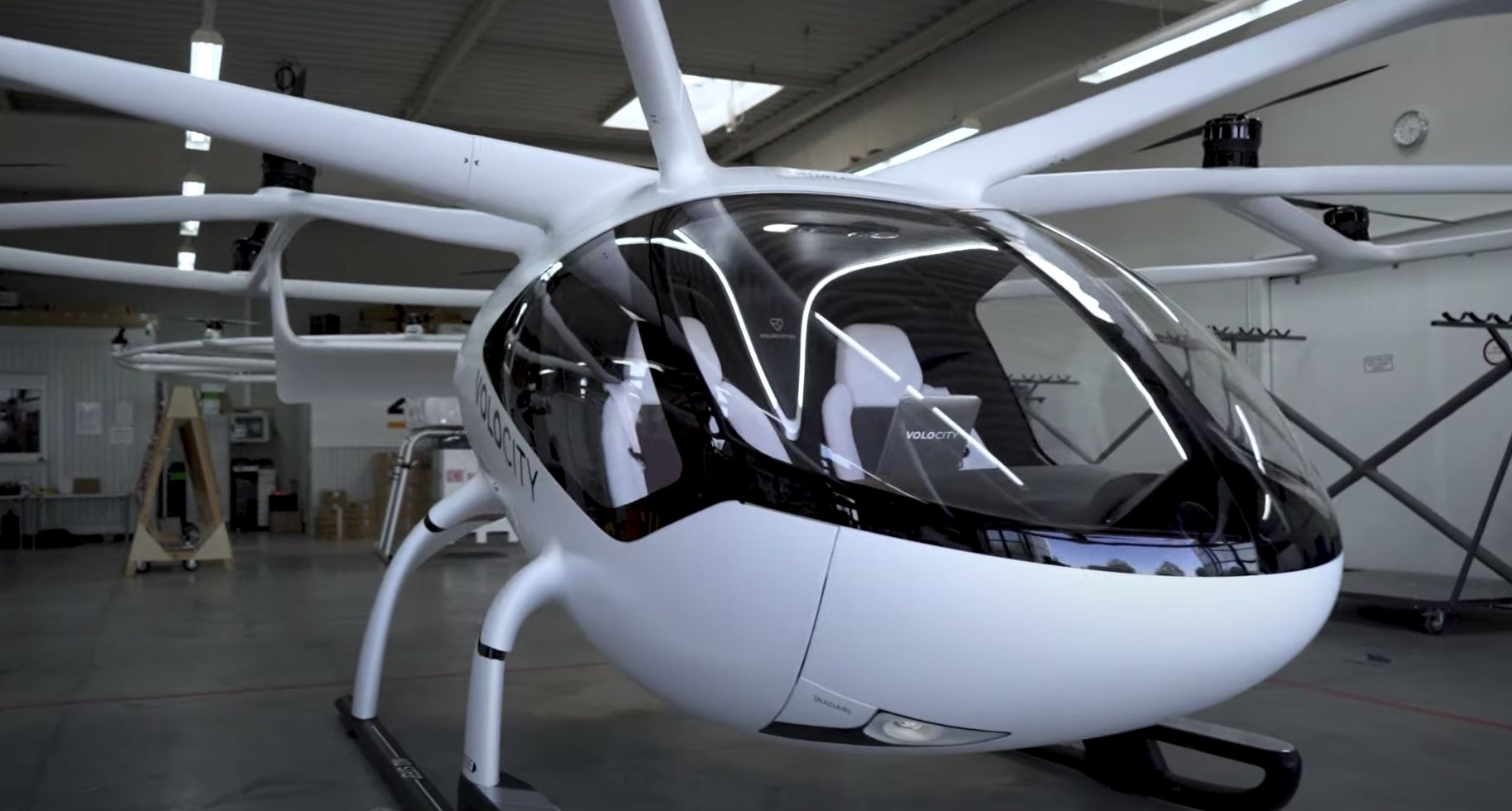 Nový design létajícího taxi VoloCity od společnosti Volocopter ...