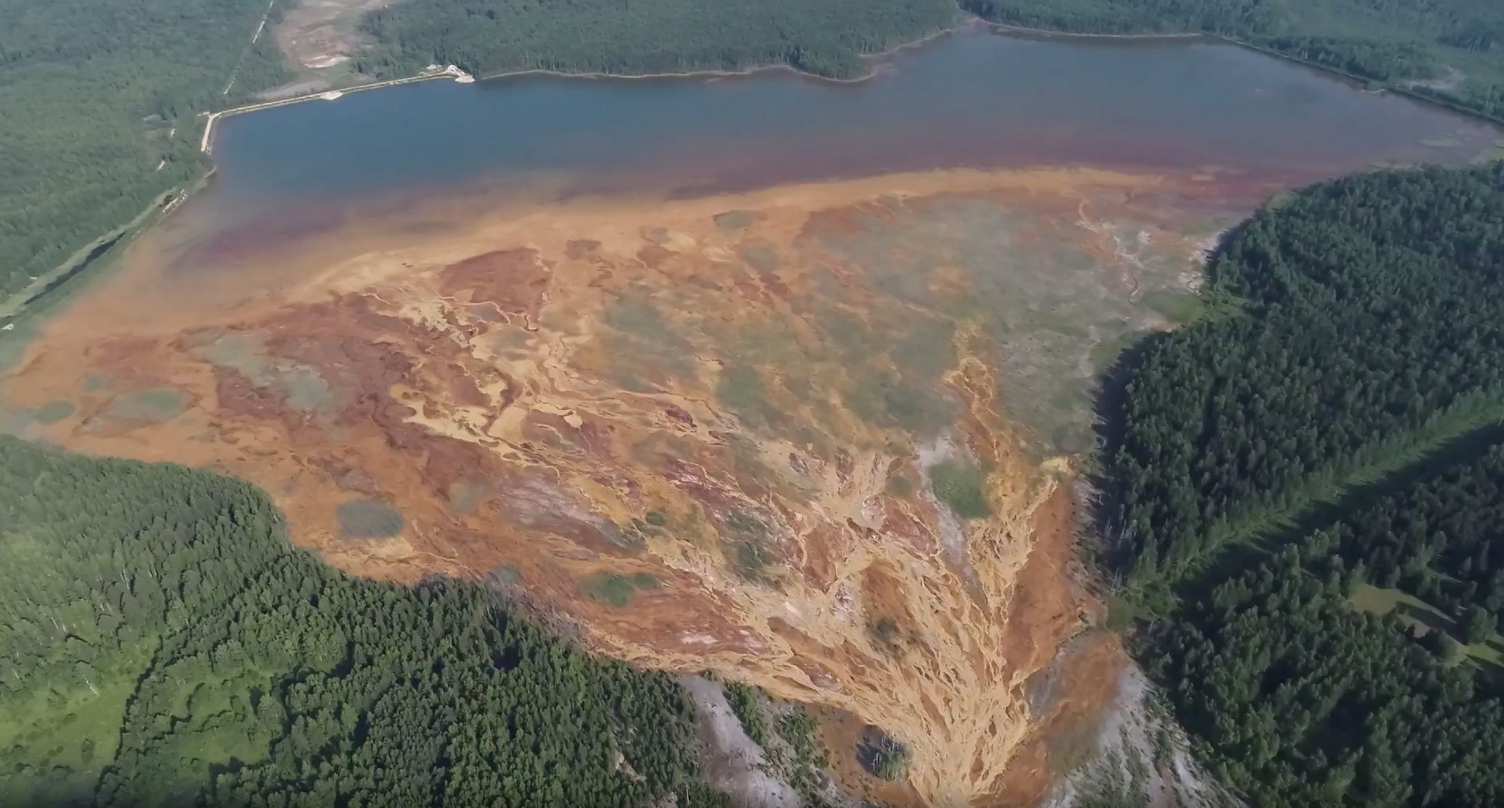 Rusko řeší původ zažloutlé krajiny na Urale. Z dolu mohla uniknout ...