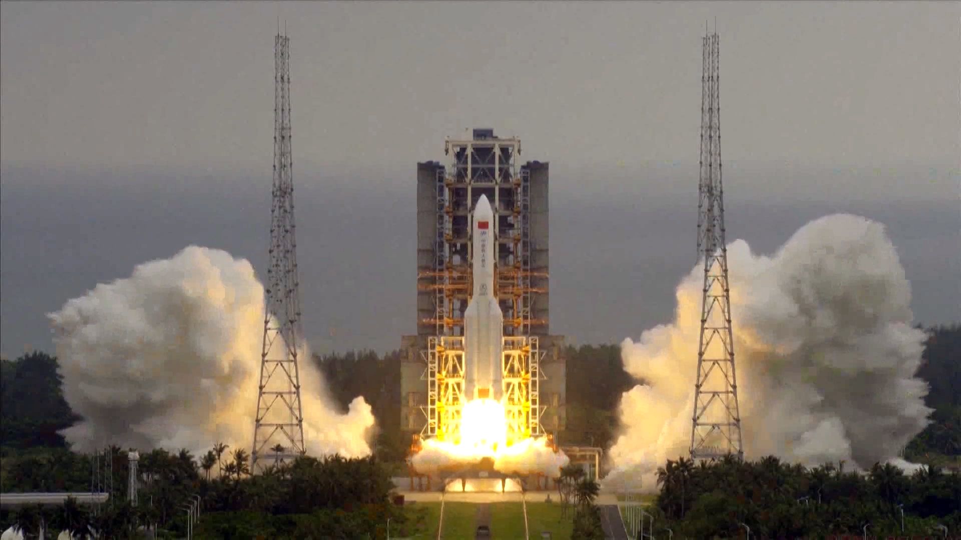 Trosky čínských raket padají bez kontroly už roky. Jedna prorazila i ...