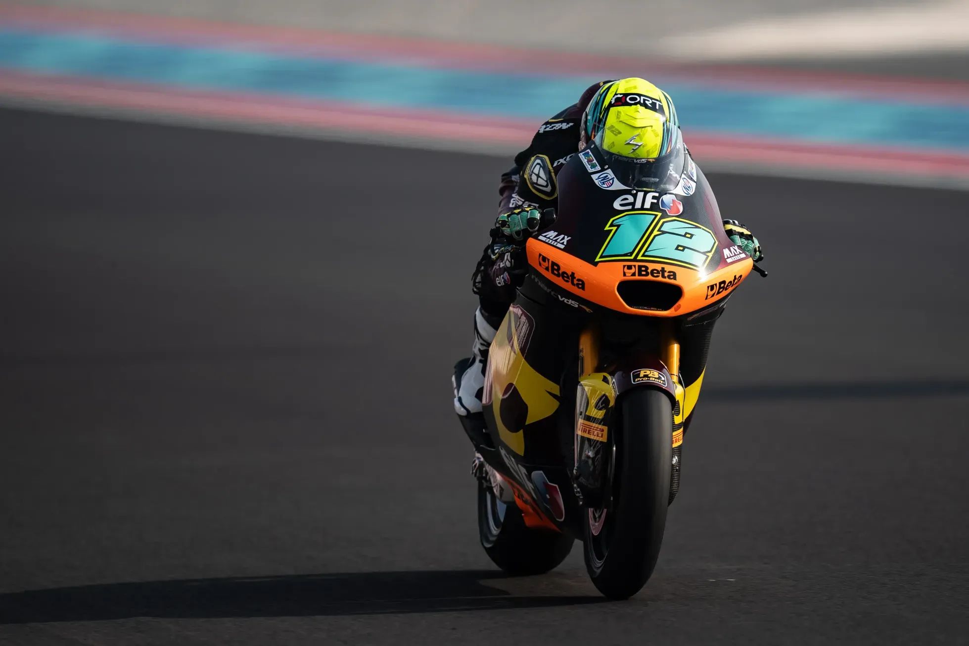 Filip Salač na motocyklu Moto2 ELF Marc VDS Racing Teamu ve VC Kataru ...