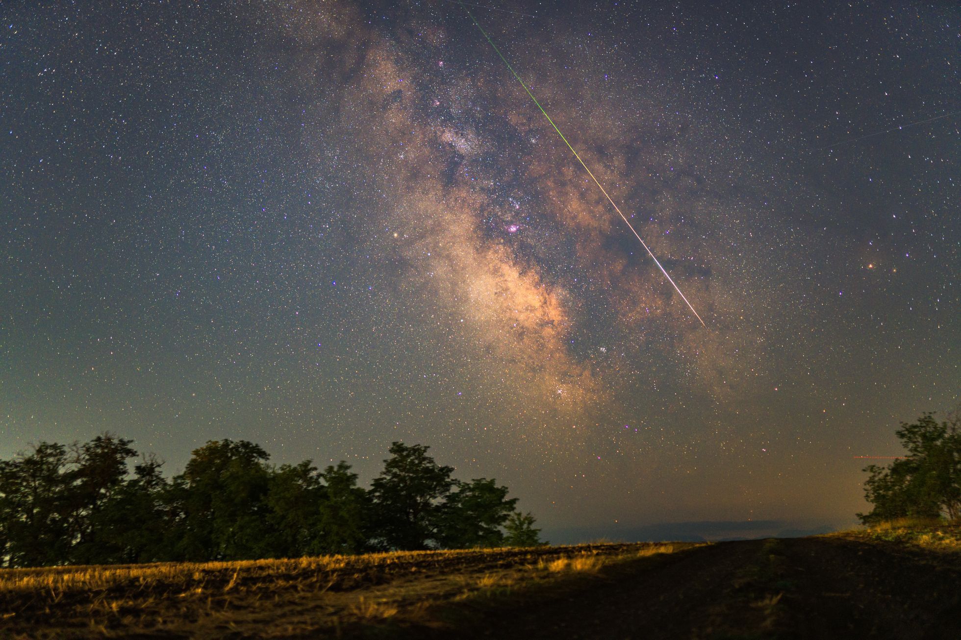 Perseidy rozzářily noc. Nebeské divadlo můžete sledovat i dál - Aktuálně.cz