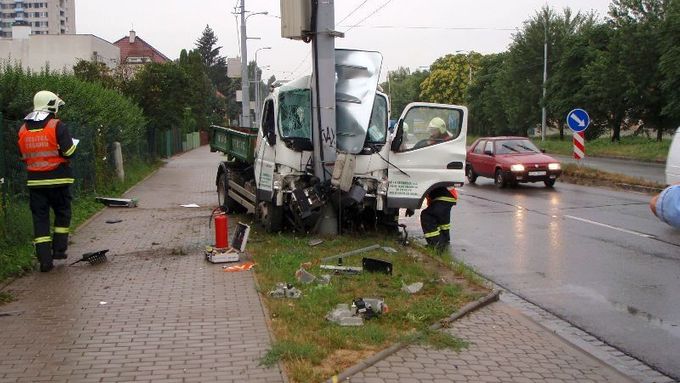 Řidič narazil do sloupu s kamerovým systémem - Aktuálně.cz