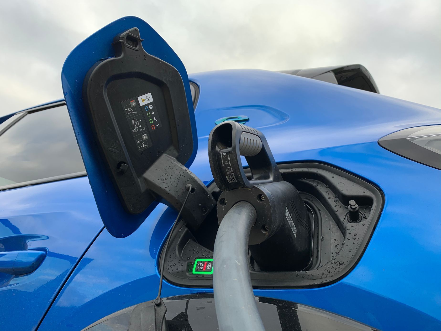 Auto Roku S Baterkou M sto N dr e Peugeot E 208 Je V bni kou Na Auto Roku S Baterkou M sto N dr e Peugeot E 208 Je V bni kou Na