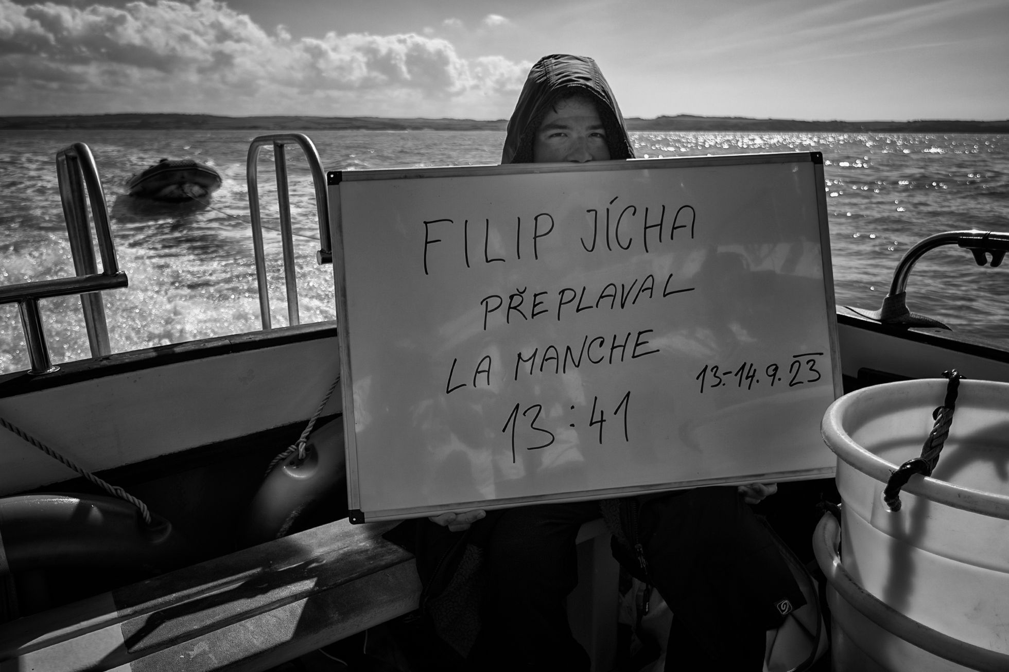 Je za tebou žralok, přidej! Třináct hodin plavání Filipa Jíchy přes ...