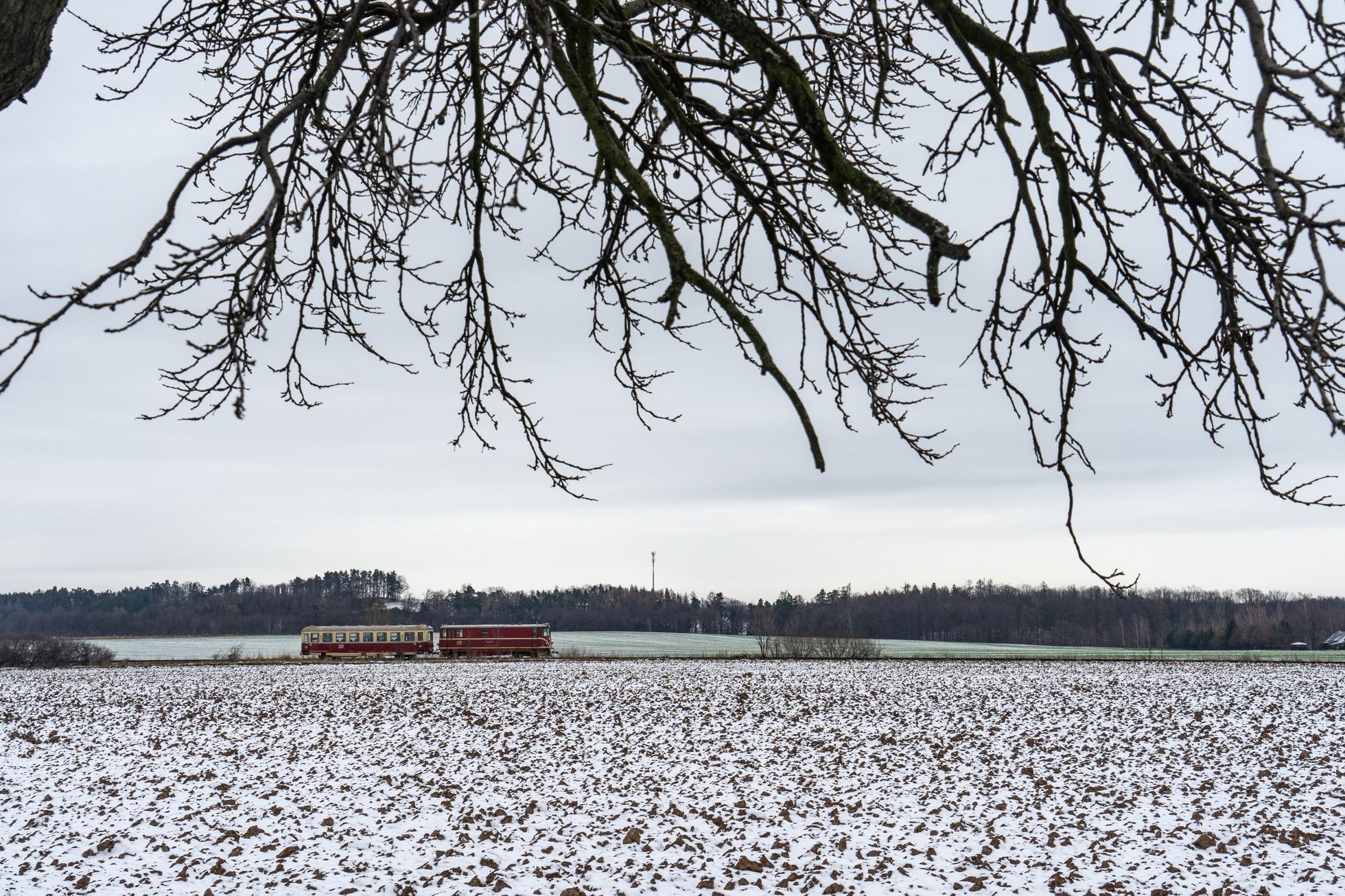 Od beskydského UFO po osoblažskou úzkokolejku. Fotky zapomenutých míst českého Slezska - Aktuálně.cz