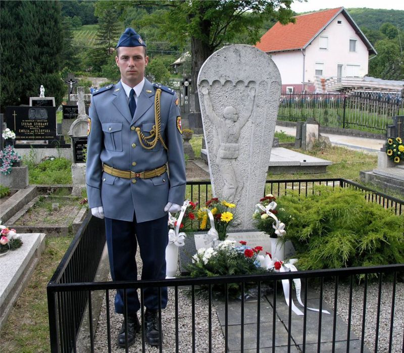 FOTO Slovensko na svého vynálezce padáku nezapomnělo - Aktuálně.cz