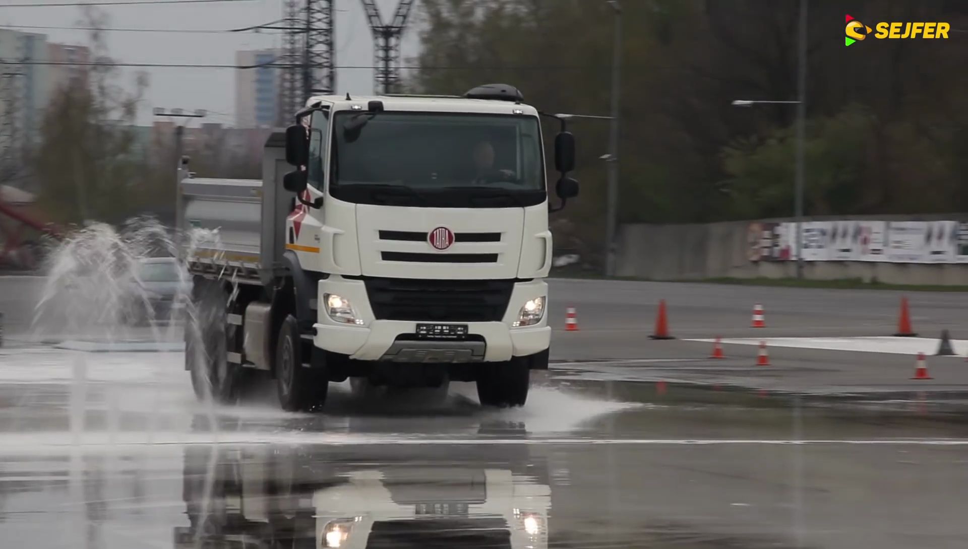 Tatra ve smyku: Král Dakaru Karel Loprais poprvé v životě na kurzu bezpečné jízdy - Aktuálně.cz
